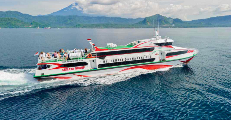 Side View of Semaya One Victory in Transit | Fast Boat from Bali to ...